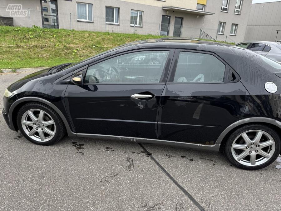 Melns Honda Civic 2007 Viļņa, ar dzinēja tilpumu 1.80 L un nobraukumu 213 tūkst. km par 2200 €, foto 4 vietnē AUTOMOTO.COM.LV