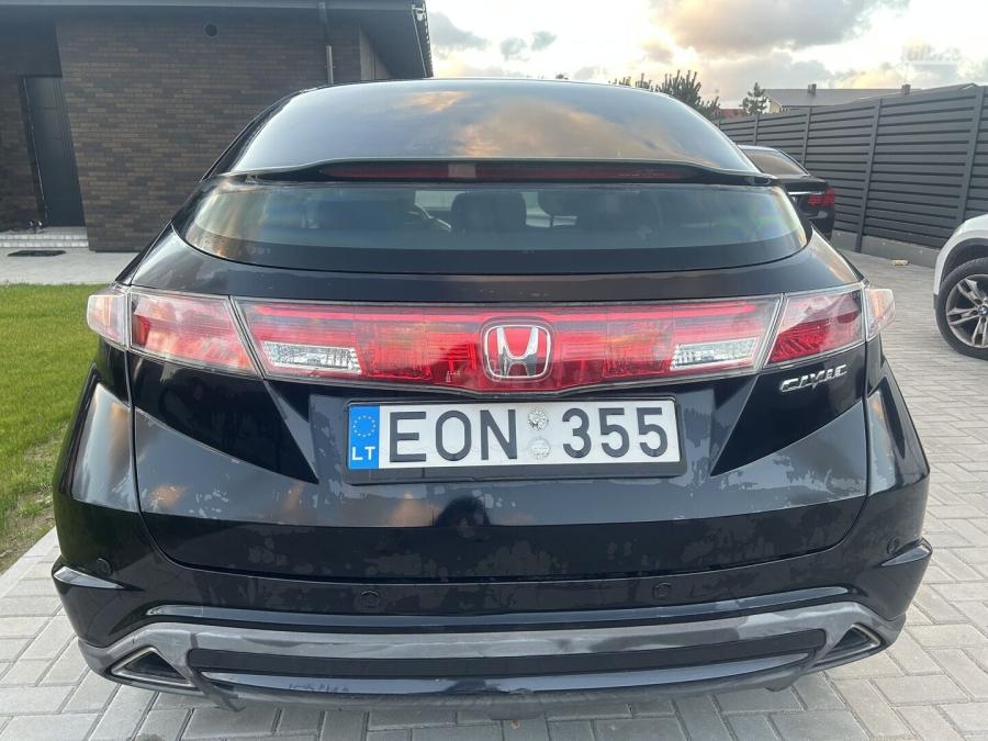 Black Honda Civic 2007 in Klaipeda, with an engine capacity of 2.20 L and mileage of 198 thousand km for 1899 €, photo 7 on AUTOMOTO.COM.LV
