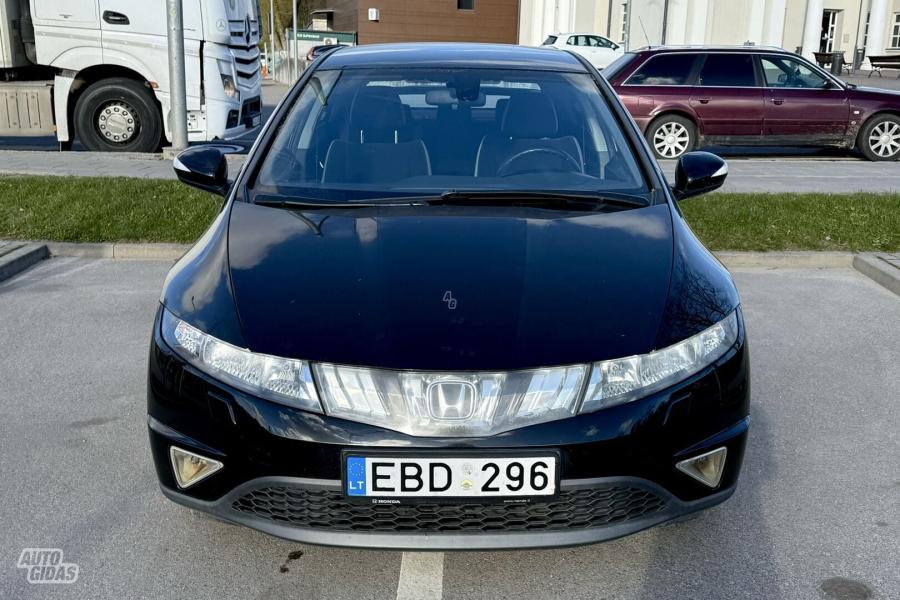 Black Honda Civic 2008 in Vilnius, with an engine capacity of 1.80 L and mileage of 60 thousand km for 4650 €, photo 4 on AUTOMOTO.COM.LV