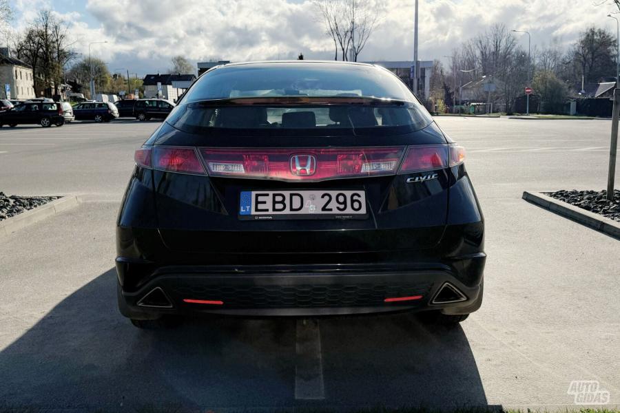 Black Honda Civic 2008 in Vilnius, with an engine capacity of 1.80 L and mileage of 60 thousand km for 4650 €, photo 5 on AUTOMOTO.COM.LV