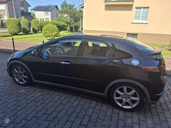 Melns Honda Civic 2008 Viļņa, ar dzinēja tilpumu 1.80 L un nobraukumu 234 tūkst. km par 2200 €, foto 5 vietnē AUTOMOTO.COM.LV