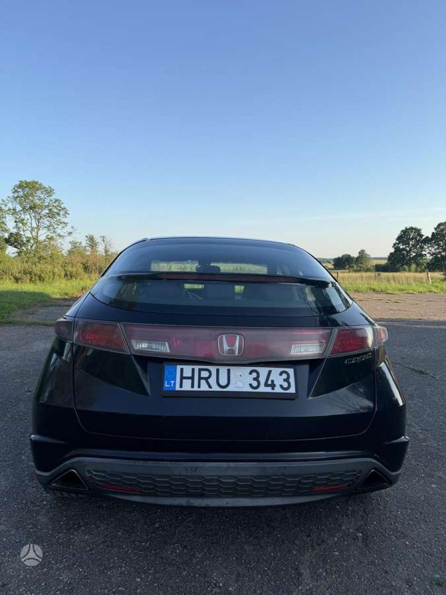 Black Honda Civic 2008 in Gargzdai, with an engine capacity of 2.20 L and mileage of 291 thousand km for 2150 €, photo 3 on AUTOMOTO.COM.LV