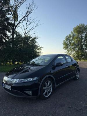 Black Honda Civic 2008 in Gargzdai, with an engine capacity of 2.20 L and mileage of 291 thousand km for 2150 €, photo 4 on AUTOMOTO.COM.LV