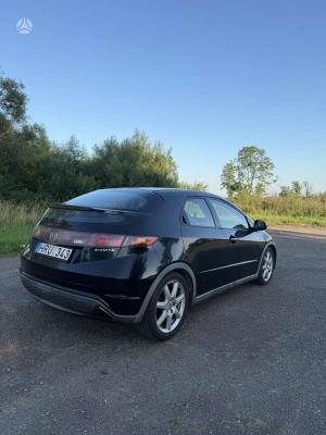 Black Honda Civic 2008 in Gargzdai, with an engine capacity of 2.20 L and mileage of 291 thousand km for 2150 €, photo 5 on AUTOMOTO.COM.LV