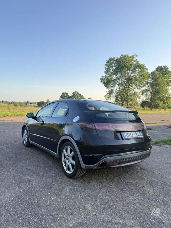 Black Honda Civic 2008 in Gargzdai, with an engine capacity of 2.20 L and mileage of 291 thousand km for 2150 €, photo 5 on AUTOMOTO.COM.LV