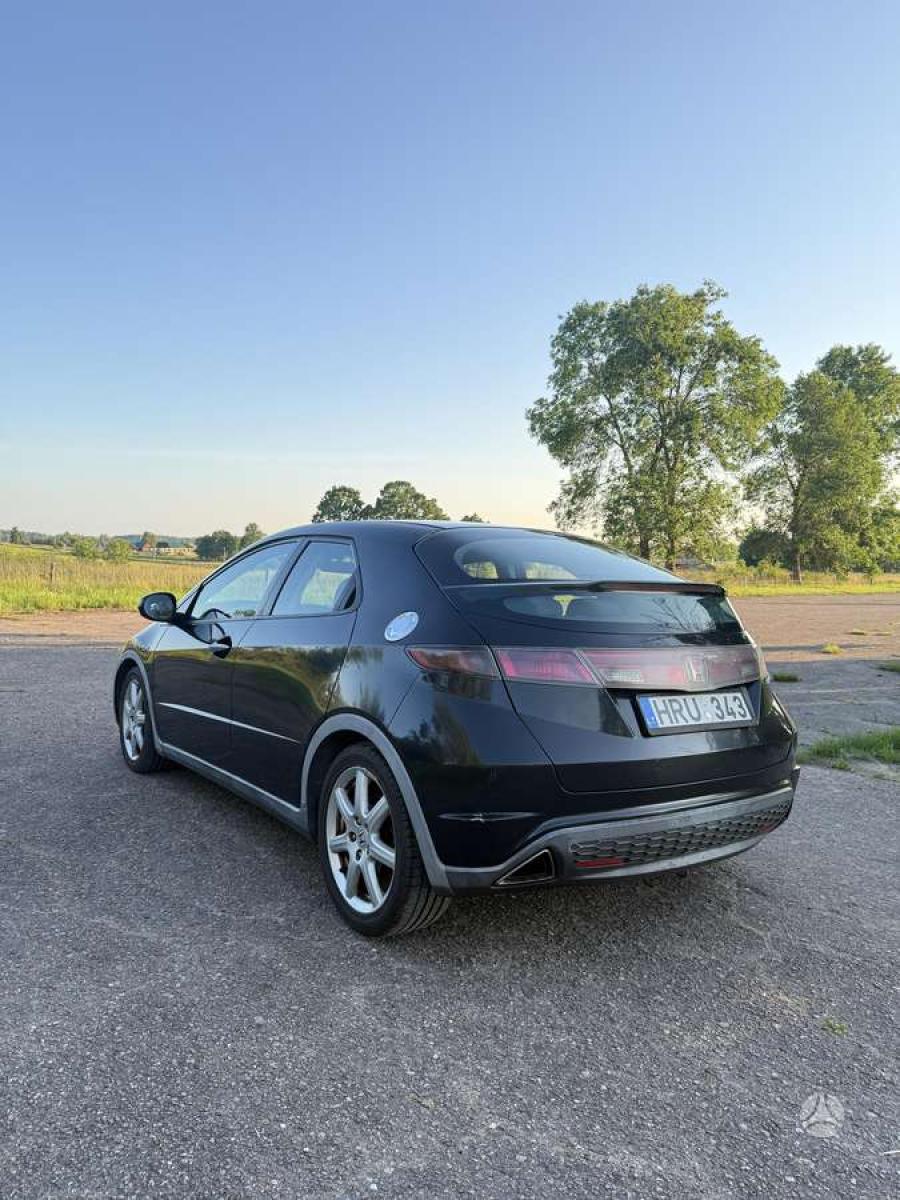 Black Honda Civic 2008 in Gargzdai, with an engine capacity of 2.20 L and mileage of 291 thousand km for 2150 €, photo 6 on AUTOMOTO.COM.LV