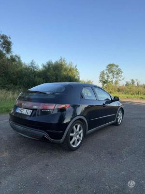 Black Honda Civic 2008 in Gargzdai, with an engine capacity of 2.20 L and mileage of 291 thousand km for 2150 €, photo 7 on AUTOMOTO.COM.LV