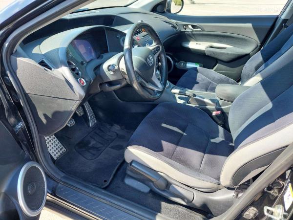 Black Honda Civic 2008 in Siauliai, with an engine capacity of 2.20 L and mileage of 250 thousand km for 2200 €, photo 8 on AUTOMOTO.COM.LV