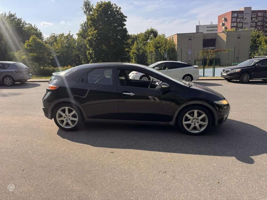 Melns Honda Civic 2008 Viļņa, ar dzinēja tilpumu 1.80 L un nobraukumu 264 tūkst. km par 3250 €, foto 7 vietnē AUTOMOTO.COM.LV