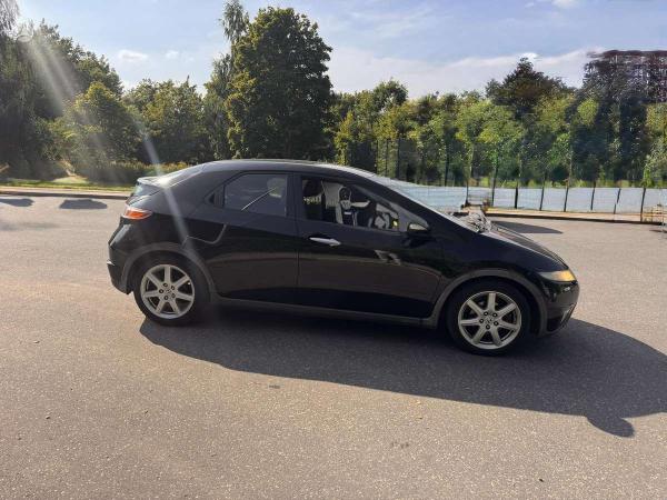 Black Honda Civic 2008 in Vilnius, with an engine capacity of 1.80 L and mileage of 264 thousand km for 3250 €, photo 7 on AUTOMOTO.COM.LV