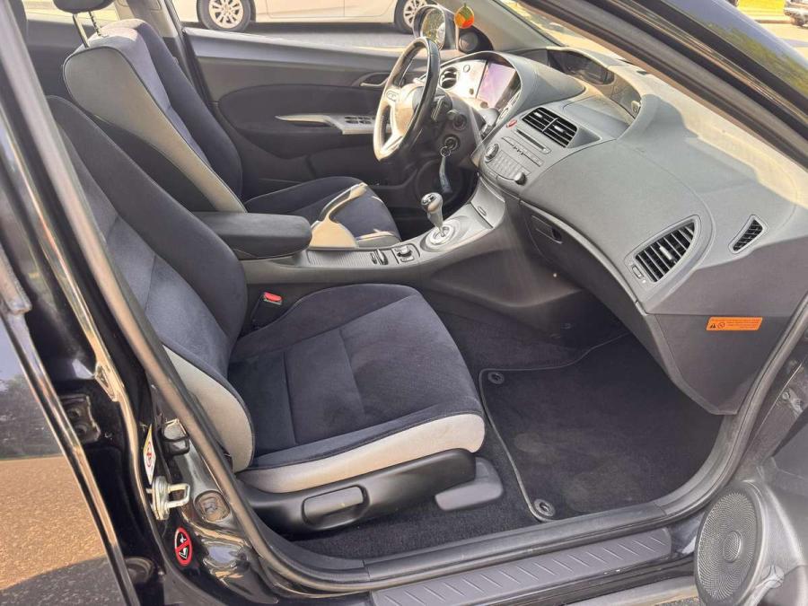 Melns Honda Civic 2008 Viļņa, ar dzinēja tilpumu 1.80 L un nobraukumu 264 tūkst. km par 3250 €, foto 14 vietnē AUTOMOTO.COM.LV