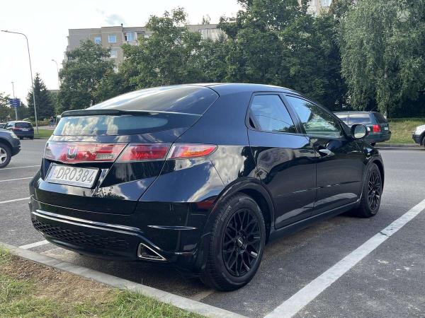 Black Honda Civic 2008 in Vilnius, with an engine capacity of 1.80 L and mileage of 226 thousand km for 3300 €, photo 1 on AUTOMOTO.COM.LV