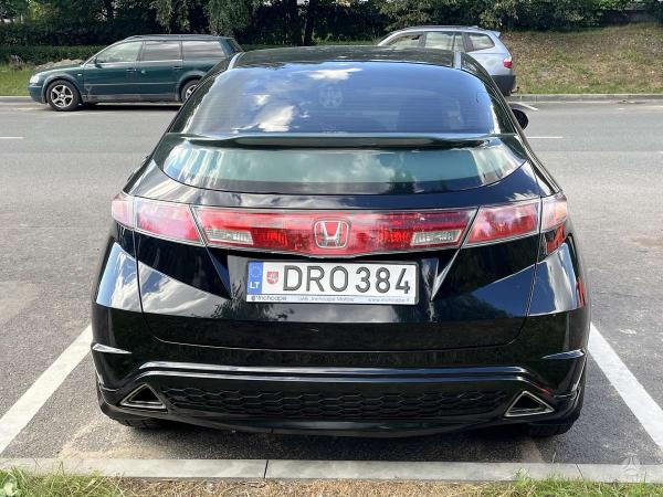 Black Honda Civic 2008 in Vilnius, with an engine capacity of 1.80 L and mileage of 226 thousand km for 3300 €, photo 3 on AUTOMOTO.COM.LV