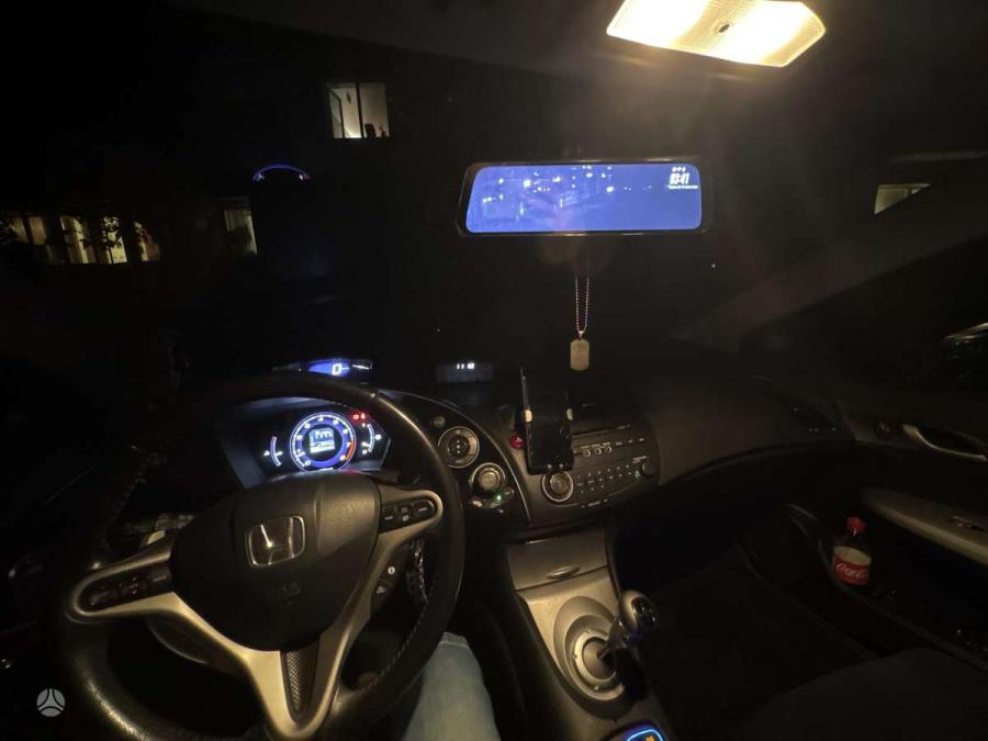 Black Honda Civic 2008 in Vilnius, with an engine capacity of 1.80 L and mileage of 230 thousand km for 2916 €, photo 6 on AUTOMOTO.COM.LV