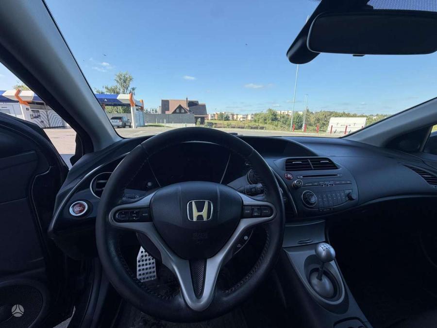 Black Honda Civic 2008 in Vilnius, with an engine capacity of 2.00 L and mileage of 280 thousand km for 1400 €, photo 8 on AUTOMOTO.COM.LV
