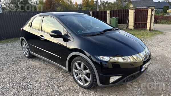 Honda Civic 2008 in Rezekne on AUTOMOTO.COM.LV Black Honda Civic 2008 in Rezekne, with an engine capacity of 2.20 L and mileage of 258 thousand km for 1950 €, photo 7 on AUTOMOTO.COM.LV