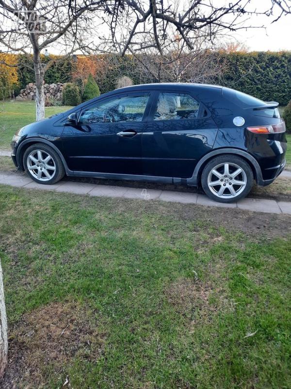 Black Honda Civic 2009 in Panevezys, with an engine capacity of 0.10 L and mileage of 300 thousand km for 2600 €, photo 1 on AUTOMOTO.COM.LV