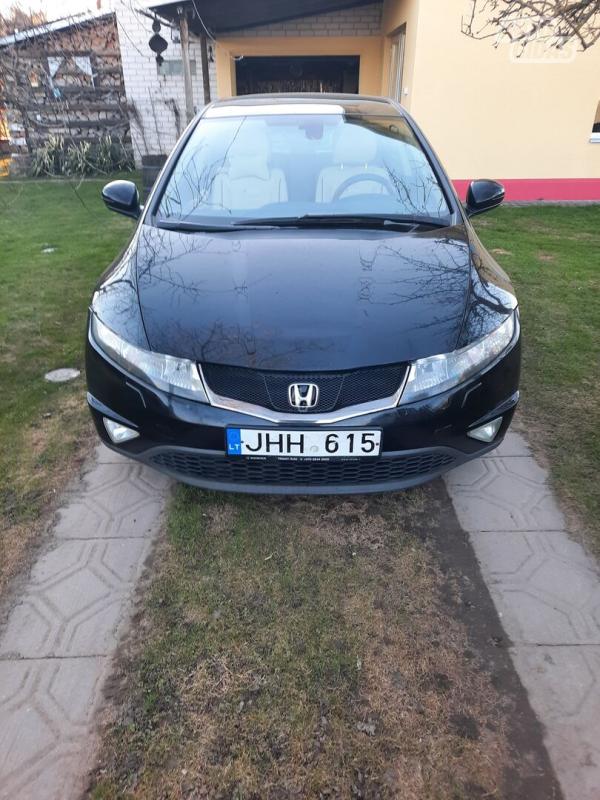 Black Honda Civic 2009 in Panevezys, with an engine capacity of 0.10 L and mileage of 300 thousand km for 2300 €, photo 11 on AUTOMOTO.COM.LV