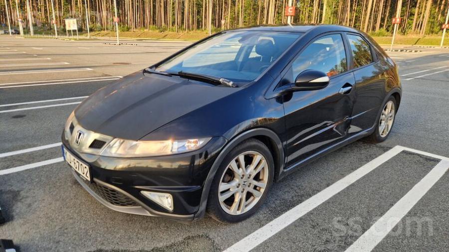 Black Honda Civic 2009 in Riga, with an engine capacity of 1.80 L and mileage of 300 thousand km for 1400 €, photo 1 on AUTOMOTO.COM.LV