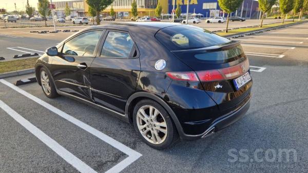 Melns Honda Civic 2009 Rīga, ar dzinēja tilpumu 1.80 L un nobraukumu 300 tūkst. km par 1400 €, foto 2 vietnē AUTOMOTO.COM.LV