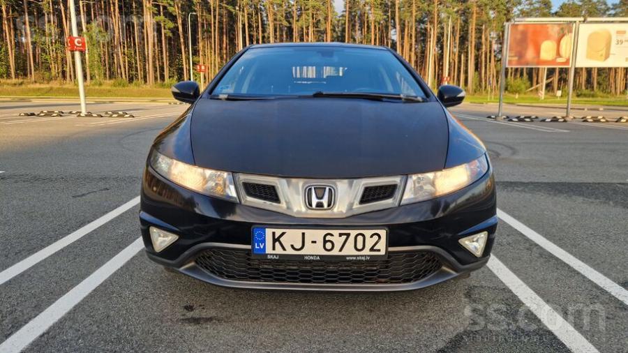 Black Honda Civic 2009 in Riga, with an engine capacity of 1.80 L and mileage of 300 thousand km for 1400 €, photo 8 on AUTOMOTO.COM.LV