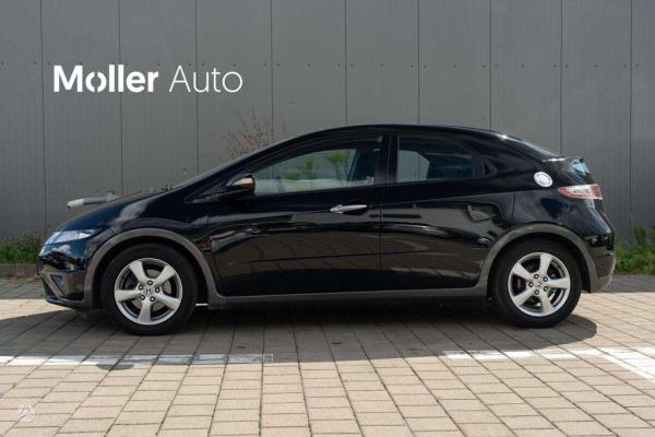 Honda Civic 2009 in Vilnius on AUTOMOTO.COM.LV Black Honda Civic 2009 in Vilnius, with an engine capacity of 1.30 L and mileage of 187 thousand km for 4900 €, photo 4 on AUTOMOTO.COM.LV