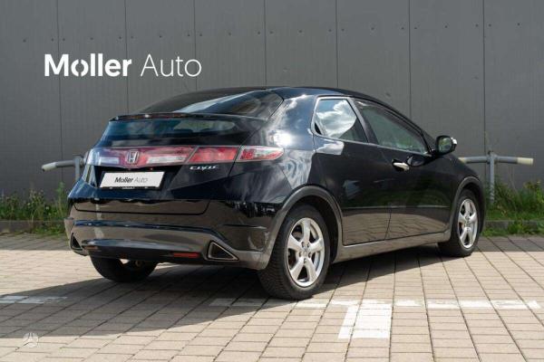 Honda Civic 2009 in Vilnius on AUTOMOTO.COM.LV Black Honda Civic 2009 in Vilnius, with an engine capacity of 1.30 L and mileage of 187 thousand km for 4900 €, photo 7 on AUTOMOTO.COM.LV