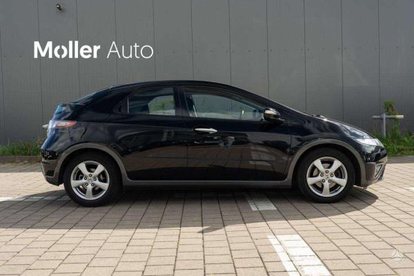 Honda Civic 2009 in Vilnius on AUTOMOTO.COM.LV Black Honda Civic 2009 in Vilnius, with an engine capacity of 1.30 L and mileage of 187 thousand km for 4900 €, photo 8 on AUTOMOTO.COM.LV