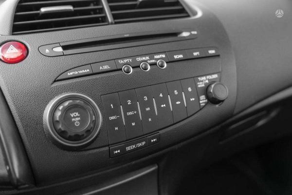Honda Civic 2009 in Vilnius on AUTOMOTO.COM.LV Black Honda Civic 2009 in Vilnius, with an engine capacity of 1.30 L and mileage of 187 thousand km for 4900 €, photo 10 on AUTOMOTO.COM.LV