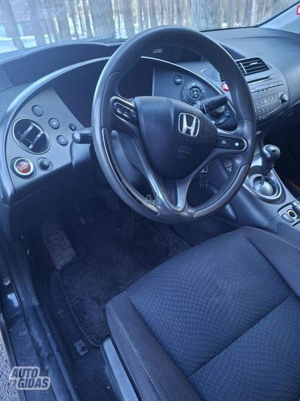 Black Honda Civic 2010 in Kaunas, with an engine capacity of 1.40 L and mileage of 280 thousand km for 2300 €, photo 8 on AUTOMOTO.COM.LV