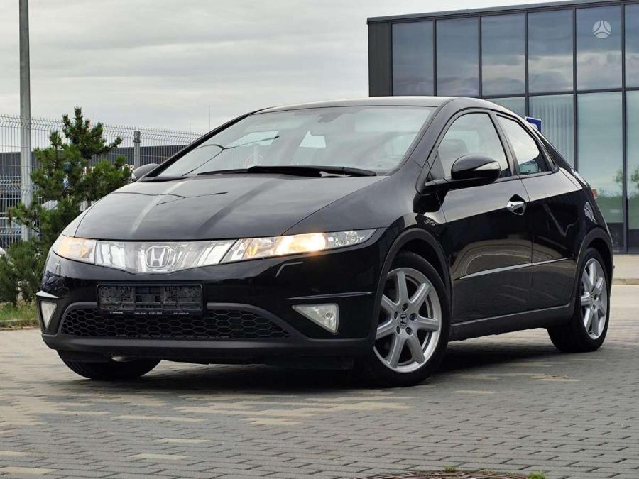 Black Honda Civic 2010 in Siauliai, with an engine capacity of 1.80 L and mileage of 209 thousand km for 4650 €, photo 1 on AUTOMOTO.COM.LV