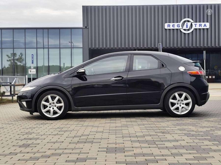 Black Honda Civic 2010 in Siauliai, with an engine capacity of 1.80 L and mileage of 209 thousand km for 4650 €, photo 4 on AUTOMOTO.COM.LV