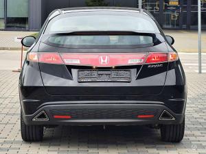 Black Honda Civic 2010 in Siauliai, with an engine capacity of 1.80 L and mileage of 209 thousand km for 4650 €, photo 6 on AUTOMOTO.COM.LV