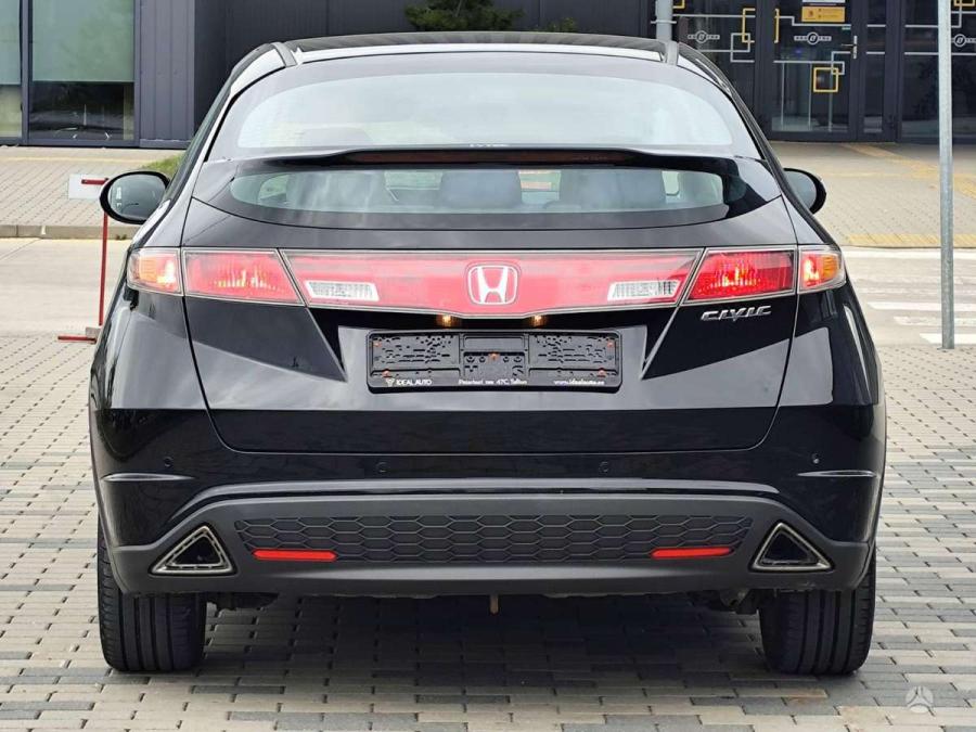 Black Honda Civic 2010 in Siauliai, with an engine capacity of 1.80 L and mileage of 209 thousand km for 4650 €, photo 6 on AUTOMOTO.COM.LV
