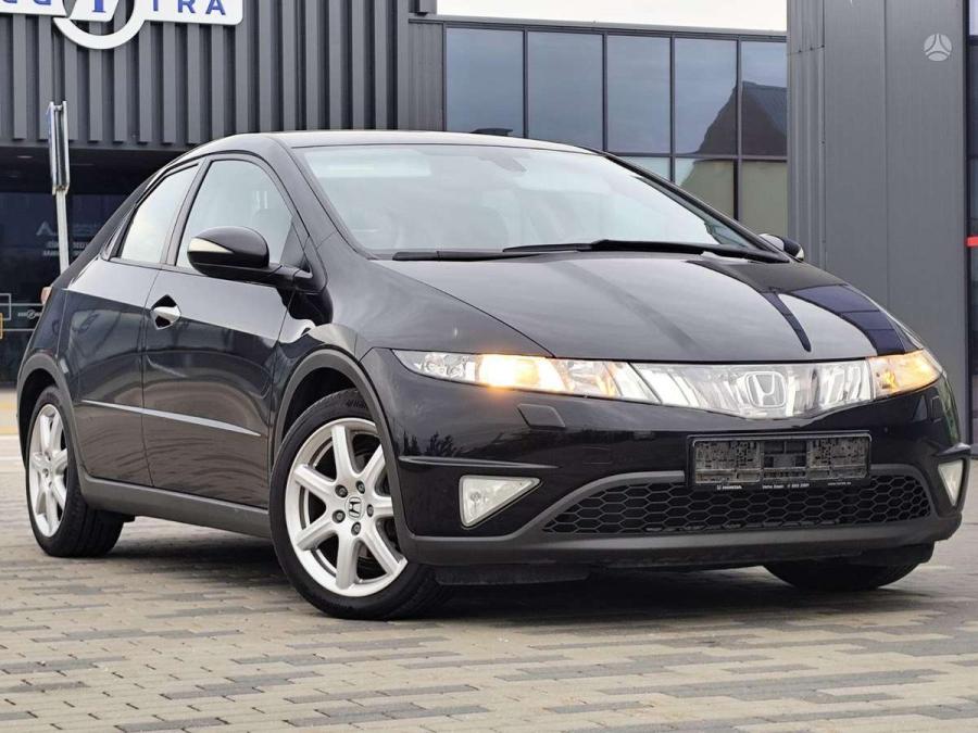 Black Honda Civic 2010 in Siauliai, with an engine capacity of 1.80 L and mileage of 209 thousand km for 4650 €, photo 7 on AUTOMOTO.COM.LV