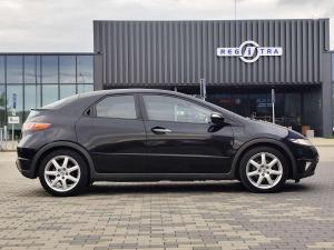 Black Honda Civic 2010 in Siauliai, with an engine capacity of 1.80 L and mileage of 209 thousand km for 4650 €, photo 10 on AUTOMOTO.COM.LV