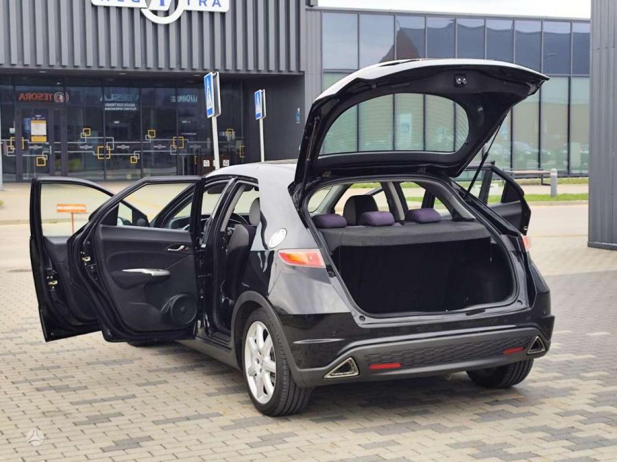 Black Honda Civic 2010 in Siauliai, with an engine capacity of 1.80 L and mileage of 209 thousand km for 4650 €, photo 12 on AUTOMOTO.COM.LV