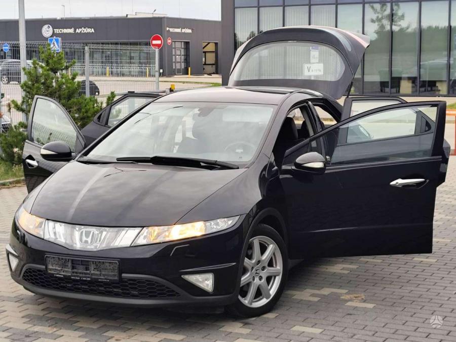Black Honda Civic 2010 in Siauliai, with an engine capacity of 1.80 L and mileage of 209 thousand km for 4650 €, photo 15 on AUTOMOTO.COM.LV