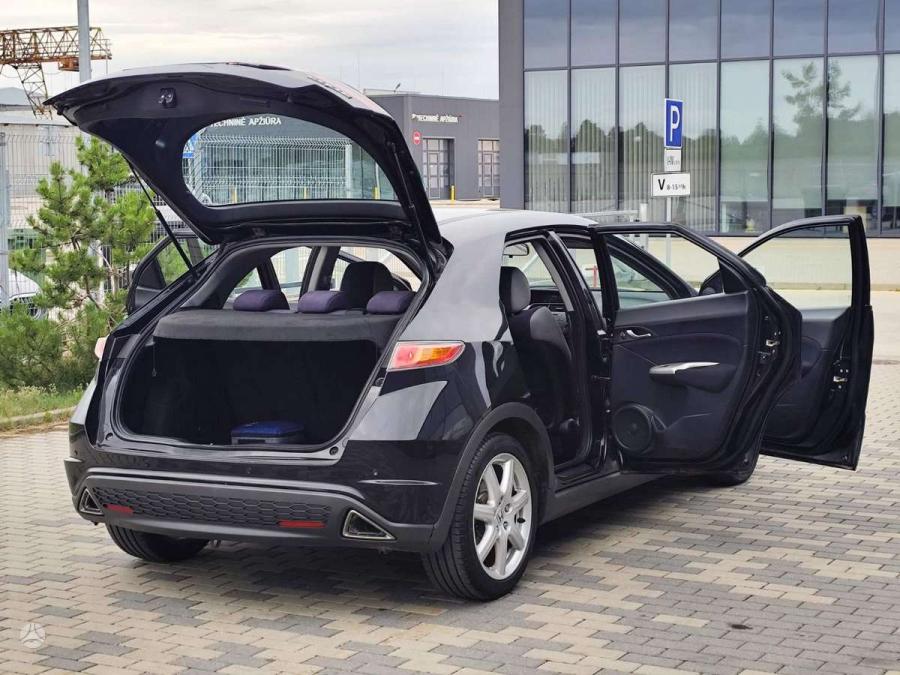 Black Honda Civic 2010 in Siauliai, with an engine capacity of 1.80 L and mileage of 209 thousand km for 4650 €, photo 16 on AUTOMOTO.COM.LV