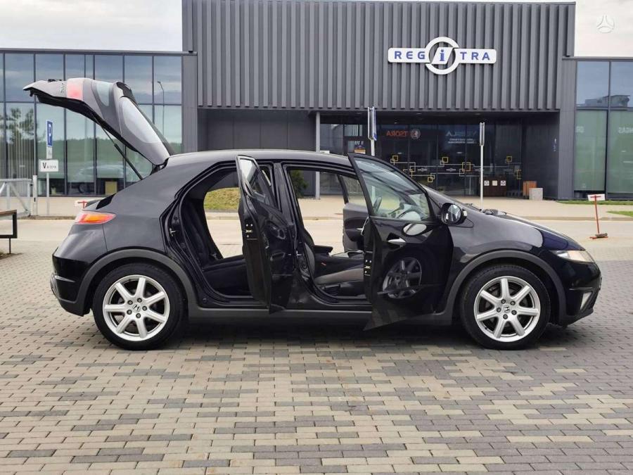 Black Honda Civic 2010 in Siauliai, with an engine capacity of 1.80 L and mileage of 209 thousand km for 4650 €, photo 17 on AUTOMOTO.COM.LV