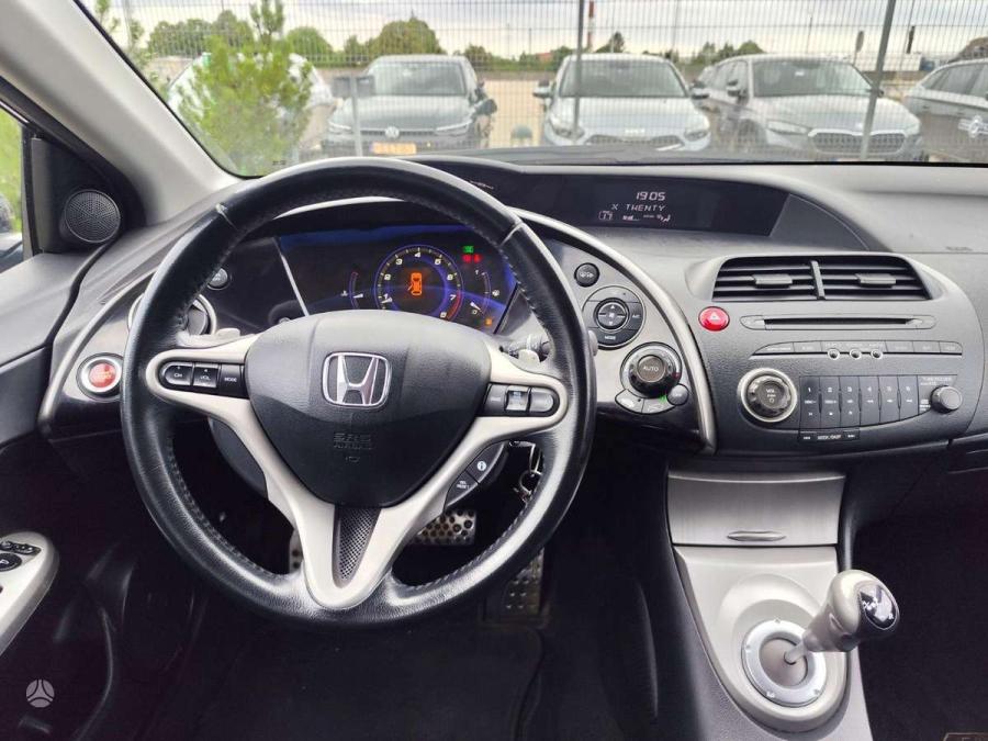 Black Honda Civic 2010 in Siauliai, with an engine capacity of 1.80 L and mileage of 209 thousand km for 4650 €, photo 20 on AUTOMOTO.COM.LV