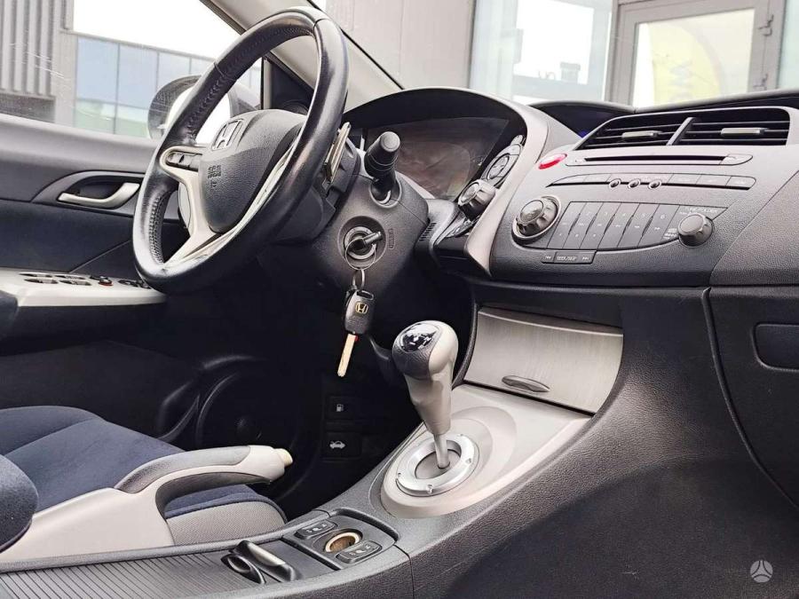 Black Honda Civic 2010 in Siauliai, with an engine capacity of 1.80 L and mileage of 209 thousand km for 4650 €, photo 21 on AUTOMOTO.COM.LV