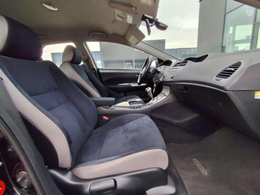 Black Honda Civic 2010 in Siauliai, with an engine capacity of 1.80 L and mileage of 209 thousand km for 4650 €, photo 22 on AUTOMOTO.COM.LV