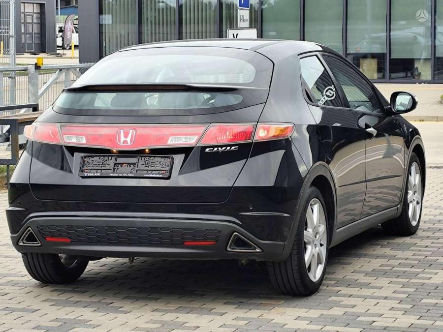 Black Honda Civic 2010 in Siauliai, with an engine capacity of 1.80 L and mileage of 209 thousand km for 4650 €, photo 28 on AUTOMOTO.COM.LV