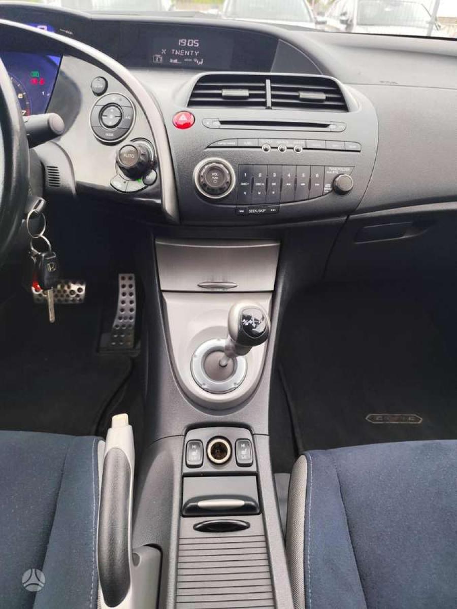 Black Honda Civic 2010 in Siauliai, with an engine capacity of 1.80 L and mileage of 209 thousand km for 4650 €, photo 32 on AUTOMOTO.COM.LV
