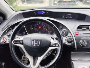 Black Honda Civic 2010 in Siauliai, with an engine capacity of 1.80 L and mileage of 209 thousand km for 4650 €, photo 37 on AUTOMOTO.COM.LV