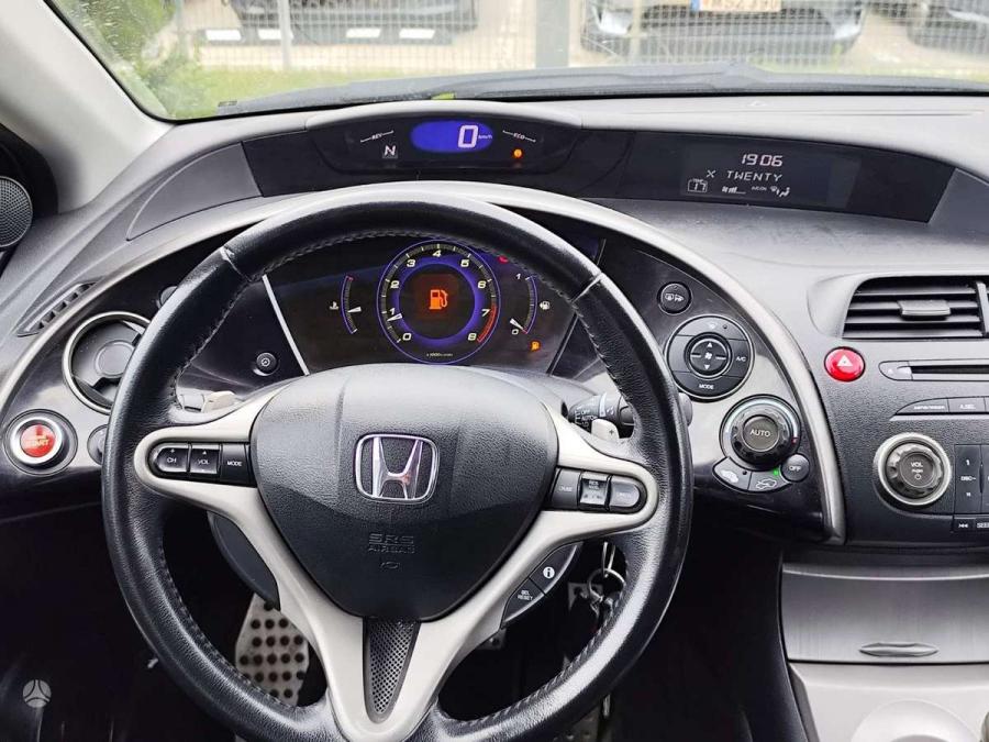 Black Honda Civic 2010 in Siauliai, with an engine capacity of 1.80 L and mileage of 209 thousand km for 4650 €, photo 37 on AUTOMOTO.COM.LV