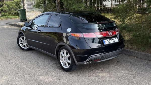 Хонда Цивик 2010 в Вильнюс на AUTOMOTO.COM.LV Черный Хонда Цивик 2010 в Вильнюс, объемом двигателя 1.80 л и пробегом 230 тыс. км за 3450 €, фото 5 на AUTOMOTO.COM.LV