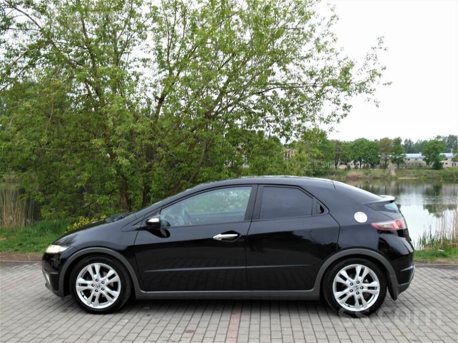 Black Honda Civic 2011 in Riga, with an engine capacity of 1.80 L and mileage of 203 thousand km for 3350 €, photo 3 on AUTOMOTO.COM.LV