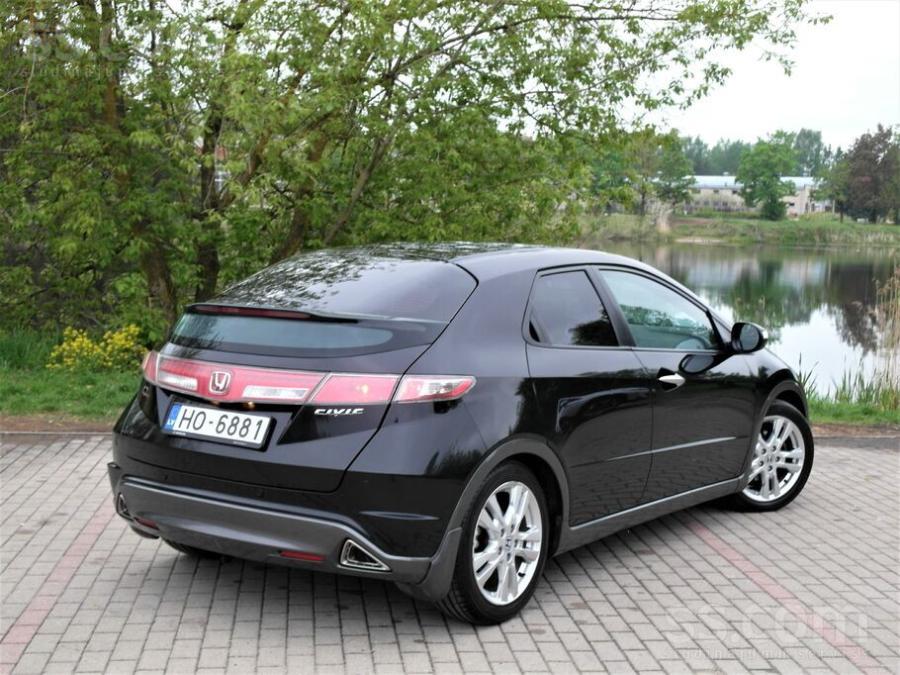 Black Honda Civic 2011 in Riga, with an engine capacity of 1.80 L and mileage of 203 thousand km for 3350 €, photo 5 on AUTOMOTO.COM.LV